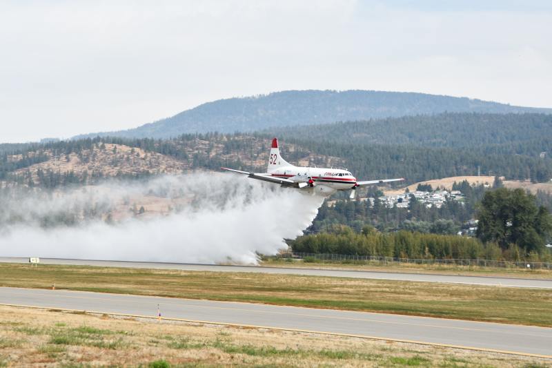 Retired air tanker performs final water drop over YLW - KF Aero